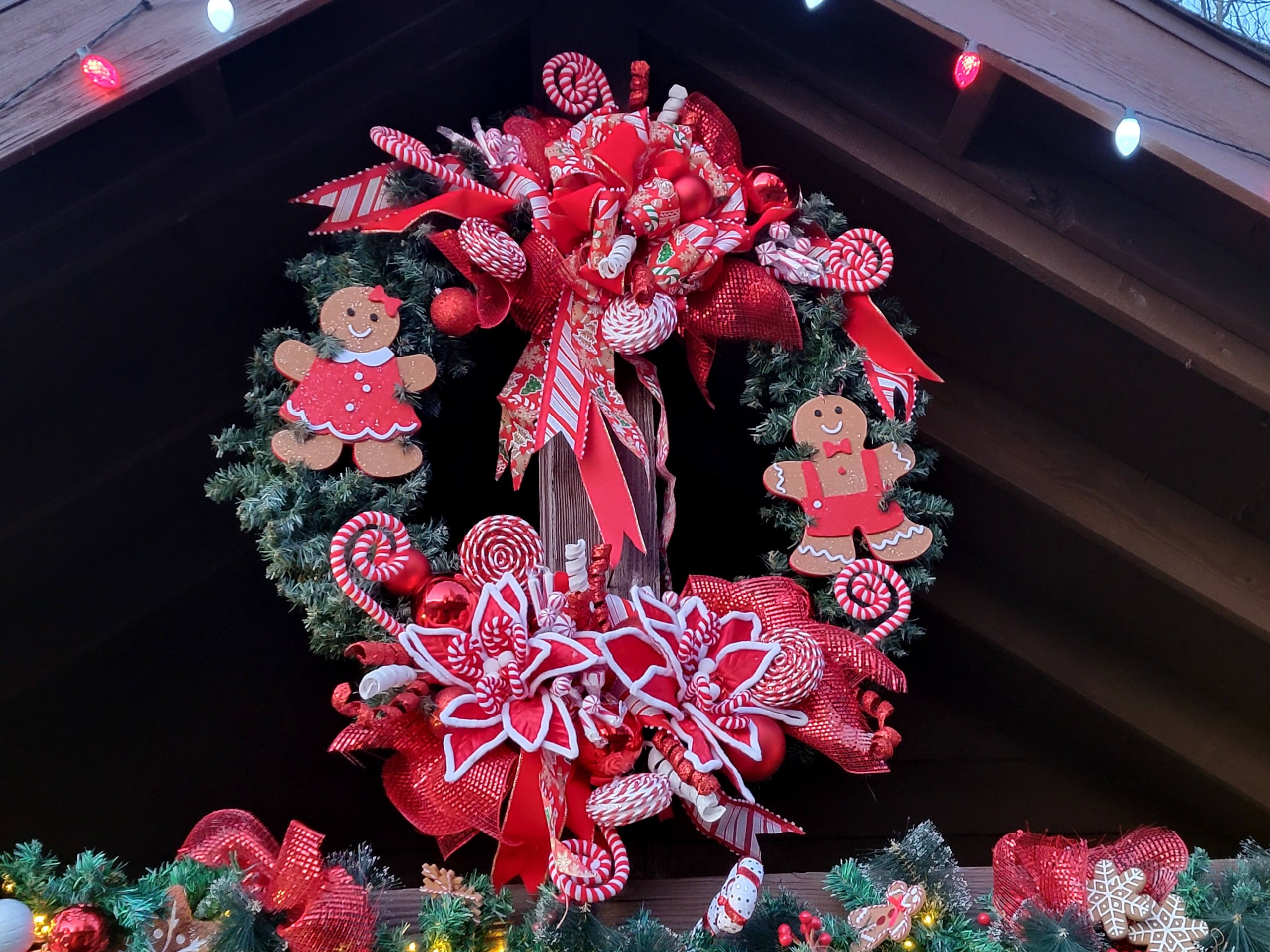Holiday gate decorations light up the POA ~ 2024 edition - Cacapon South