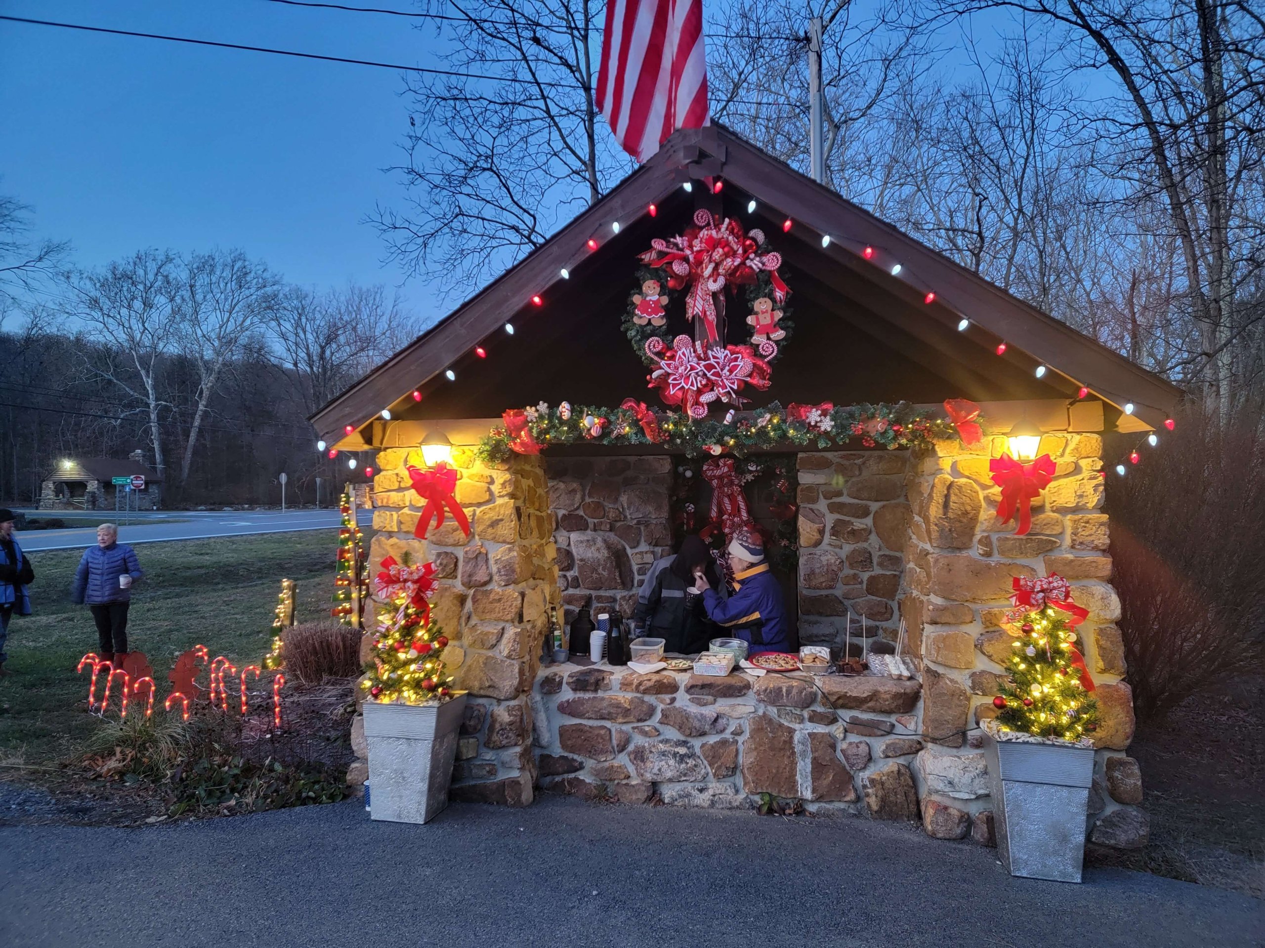 Holiday gate decorations light up the POA ~ 2024 edition - Cacapon South